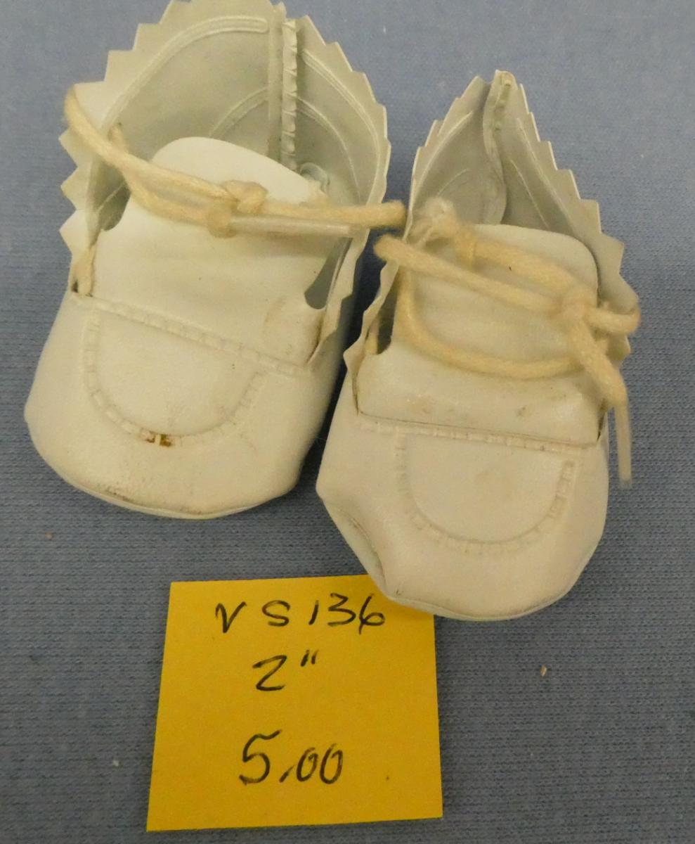 ~ VS136 2" Plastic Baby Shoes with Tie (DOLL SHOES (vintage)) - Nice ...